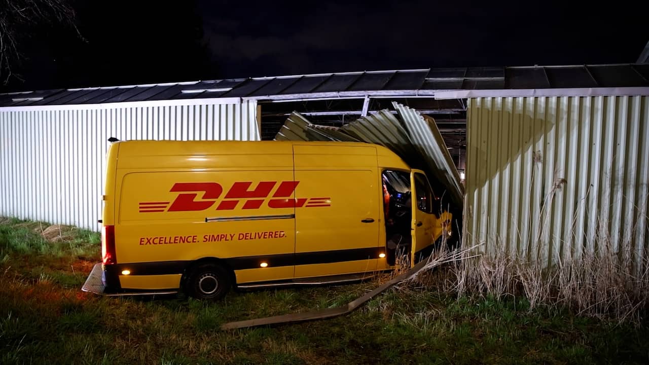 Groot gat in schuur na ongeluk met busjes in Den Hoorn | NU.nl