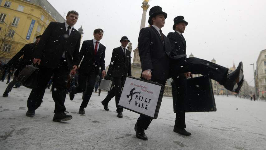 'Silly walk' uit Monty Python is volgens onderzoekers heel goed voor je ...