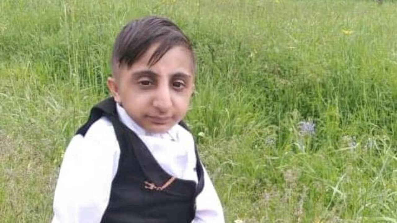 Iraniër nu officieel kleinste man ter wereld met 65 centimeter en 6 ...