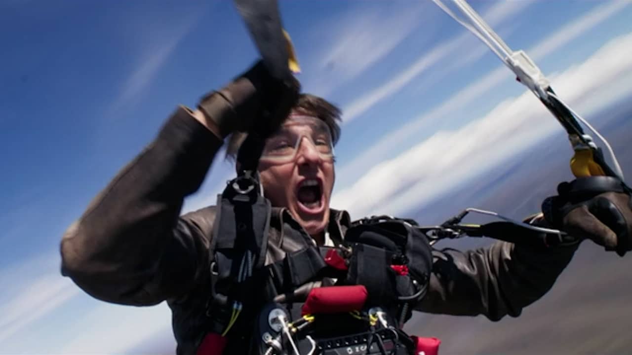 Tom Cruise pakt wereldrecord voor sprongen met een brandende parachute ...