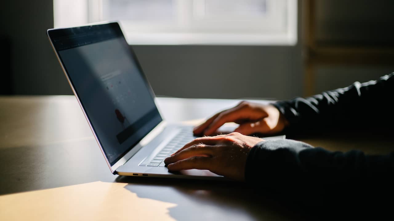 Gevangenen en tbs'ers konden internet op door fout in speciale laptops ...