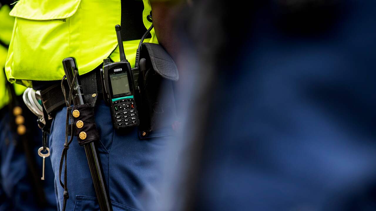 Twee gemaskerde mannen vallen woning binnen en bedreigen bewoner met ...