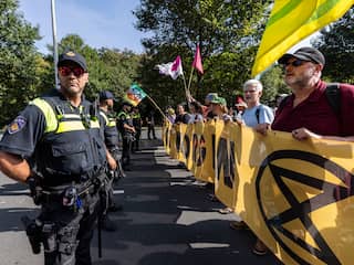 Actievoerders van Extinction Rebellion zetten op de A12 in Den Haag ...