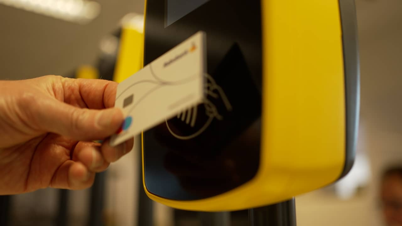 Inchecken met je telefoon kan nu, maar is niet voor iedereen handig | NU.nl