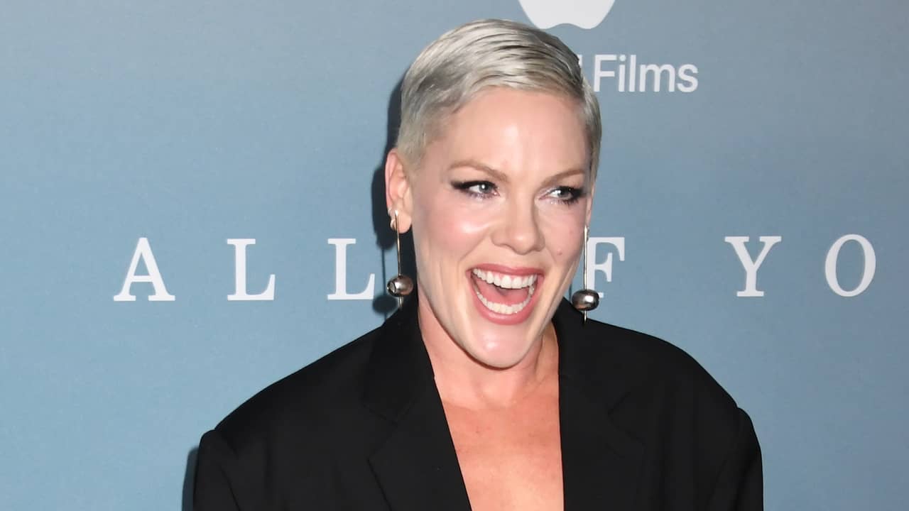 P!NK brengt Oud en Nieuw door in ziekenhuis: 'Nieuw litteken, nieuwe ...