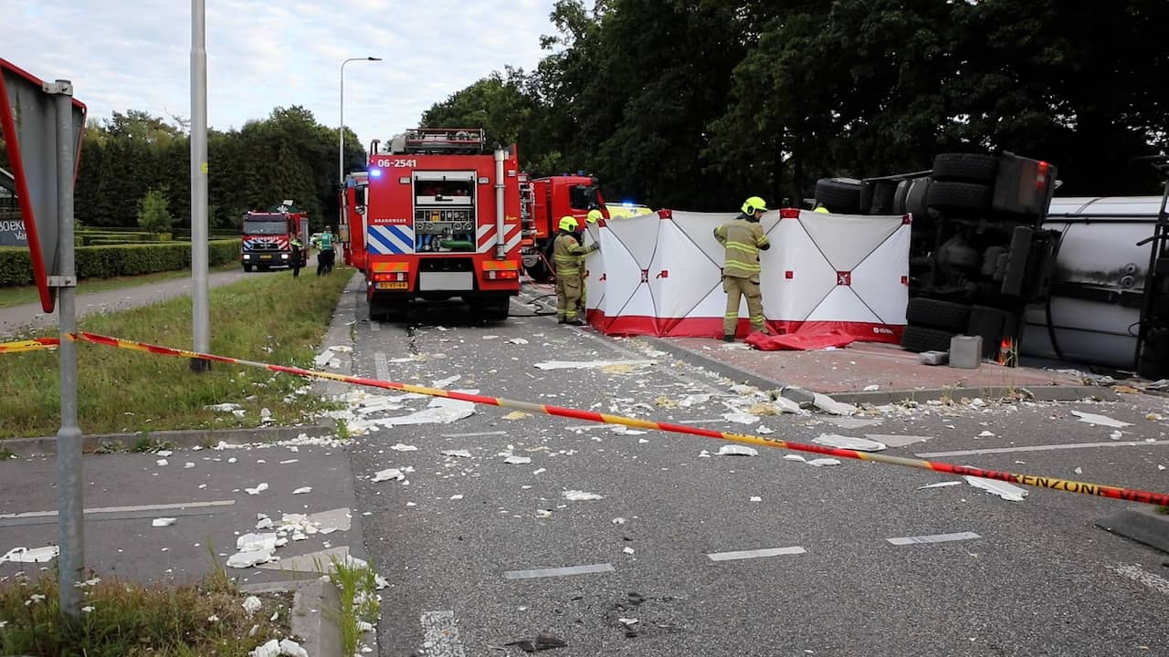 Man (19) omgekomen bij ongeluk met vrachtwagen in Uddel, vier gewonden | Binnenland | NU.nl