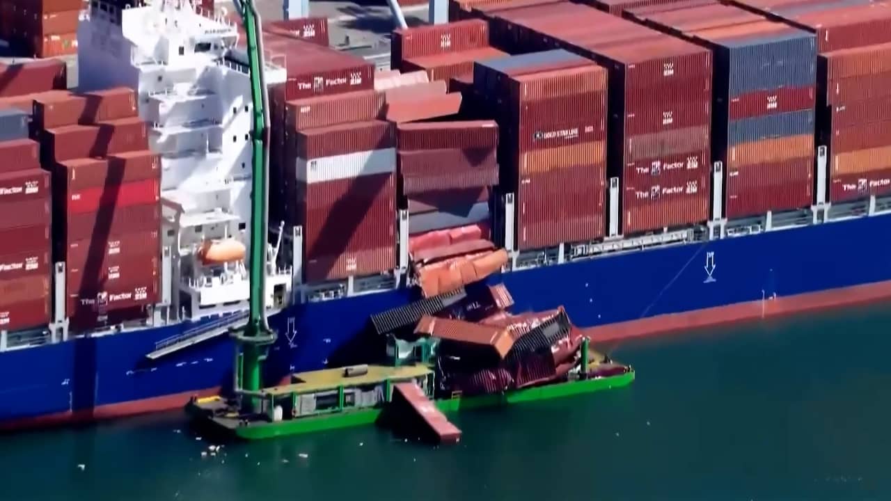 Tientallen containers vallen van vrachtschip in Amerikaanse haven | NU.nl