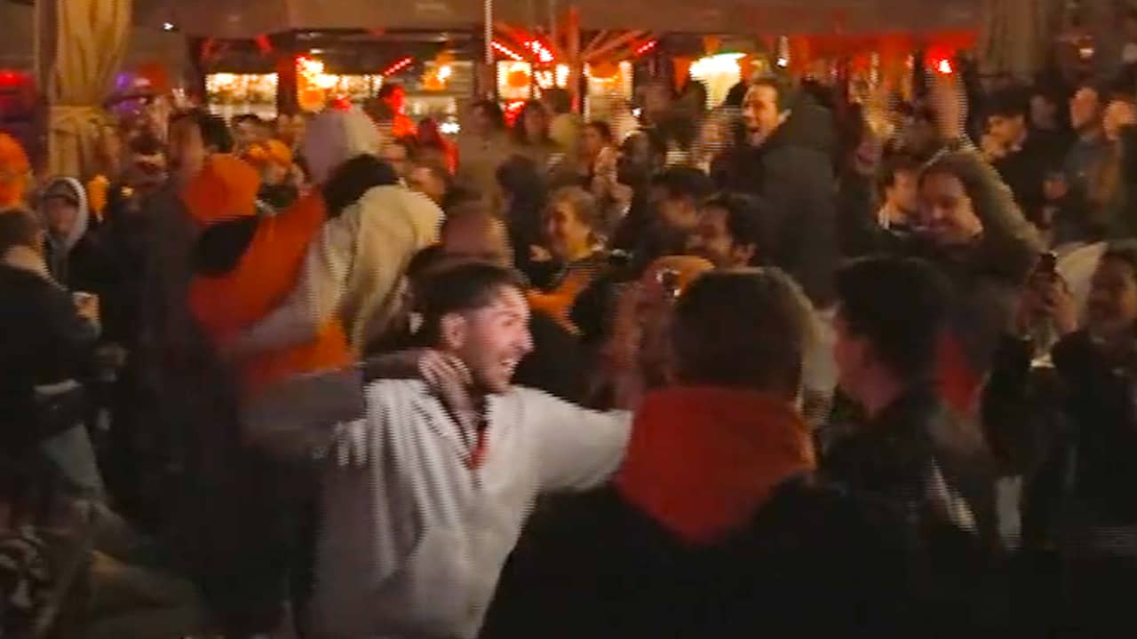 Oranjefans gaan los na prachtgoal van Summerville tegen Japan | NU.nl