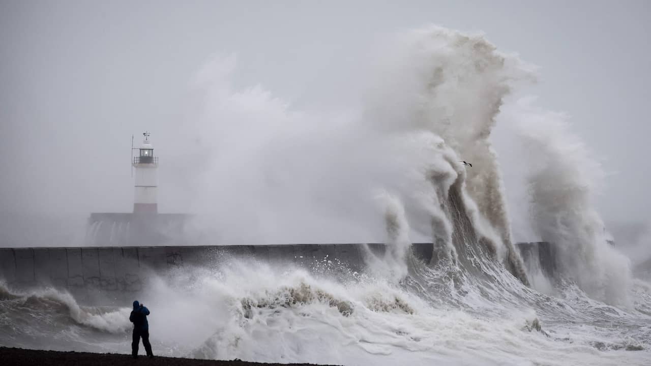 Storm Éowyn breekt nu al record met hardste windstoot ooit gemeten in ...