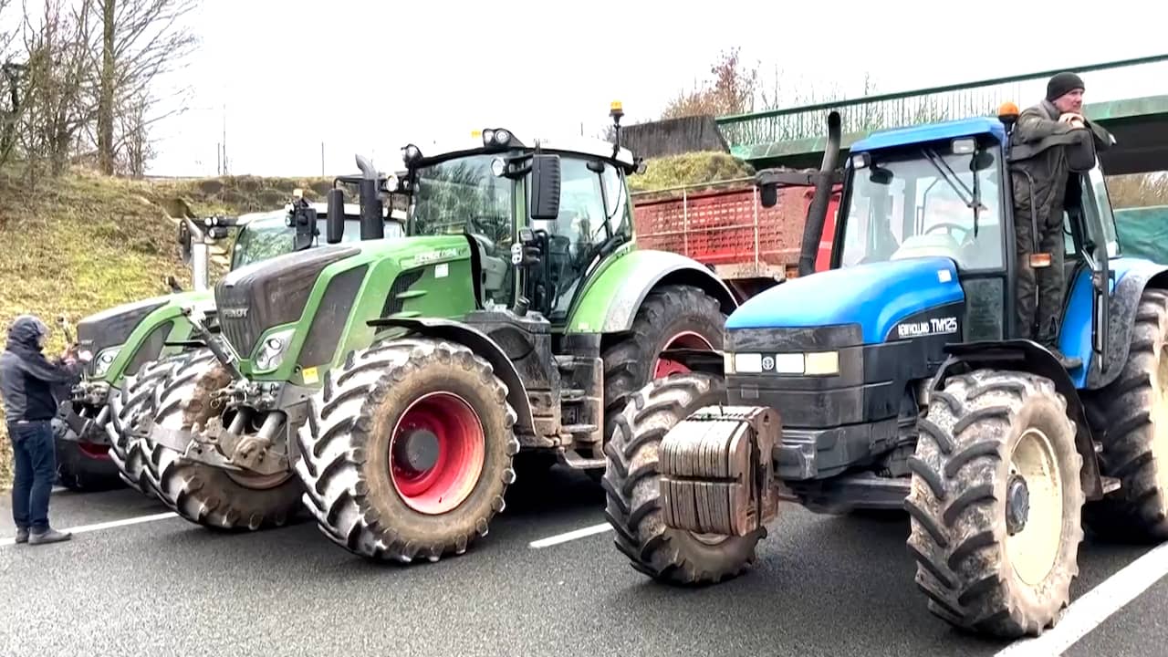 Franse boeren blijven ondanks dodelijk ongeval snelweg blokkeren | NU.nl