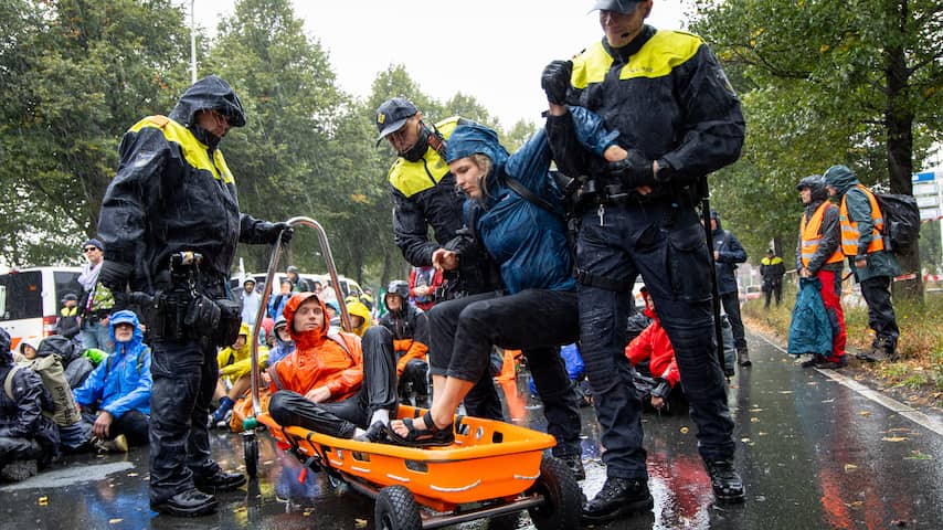 Honderden aanhoudingen bij eerste XR-protest op A12 in maanden ...