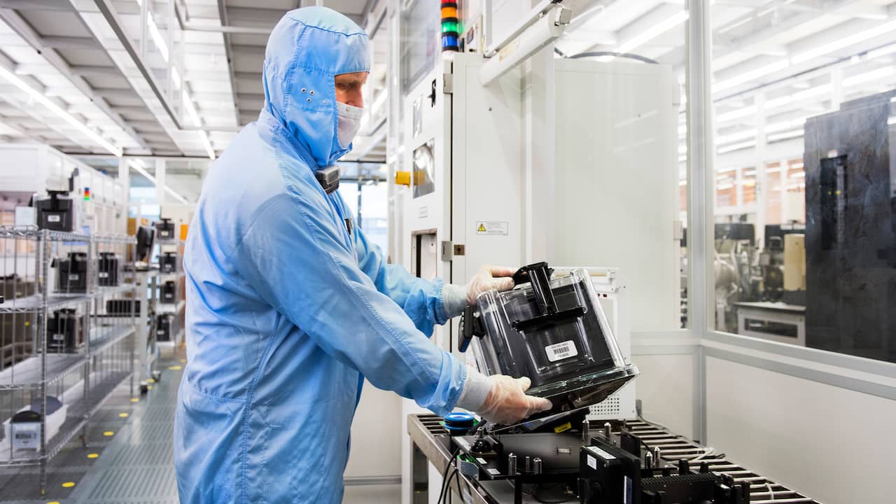 Eindhovense chipfabrikant NXP ziet winst met een derde dalen | Economie ...