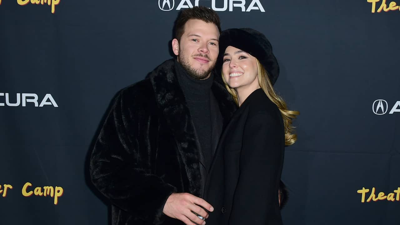 Acteurskoppel Zoey Deutch en Jimmy Tatro maakt verloving bekend ...