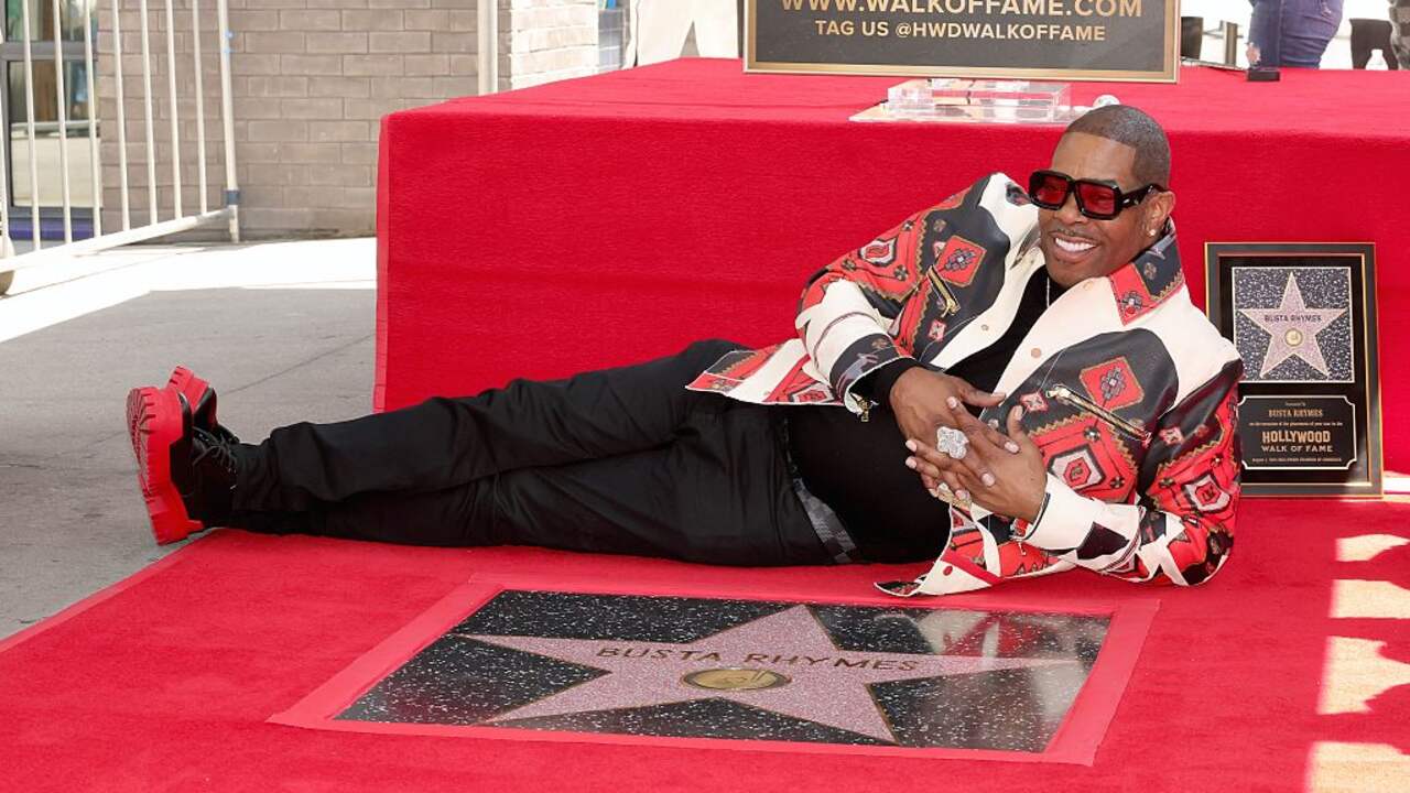 Busta Rhymes ontvangt geëmotioneerd ster op Walk of Fame | NU.nl