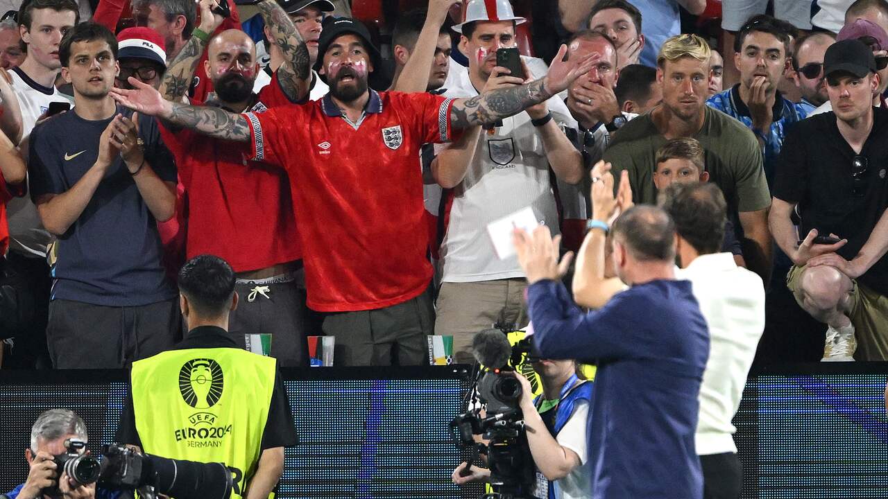 Engelse fans gooien bekers naar coach Southgate: 'Ik begrijp de kritiek ...