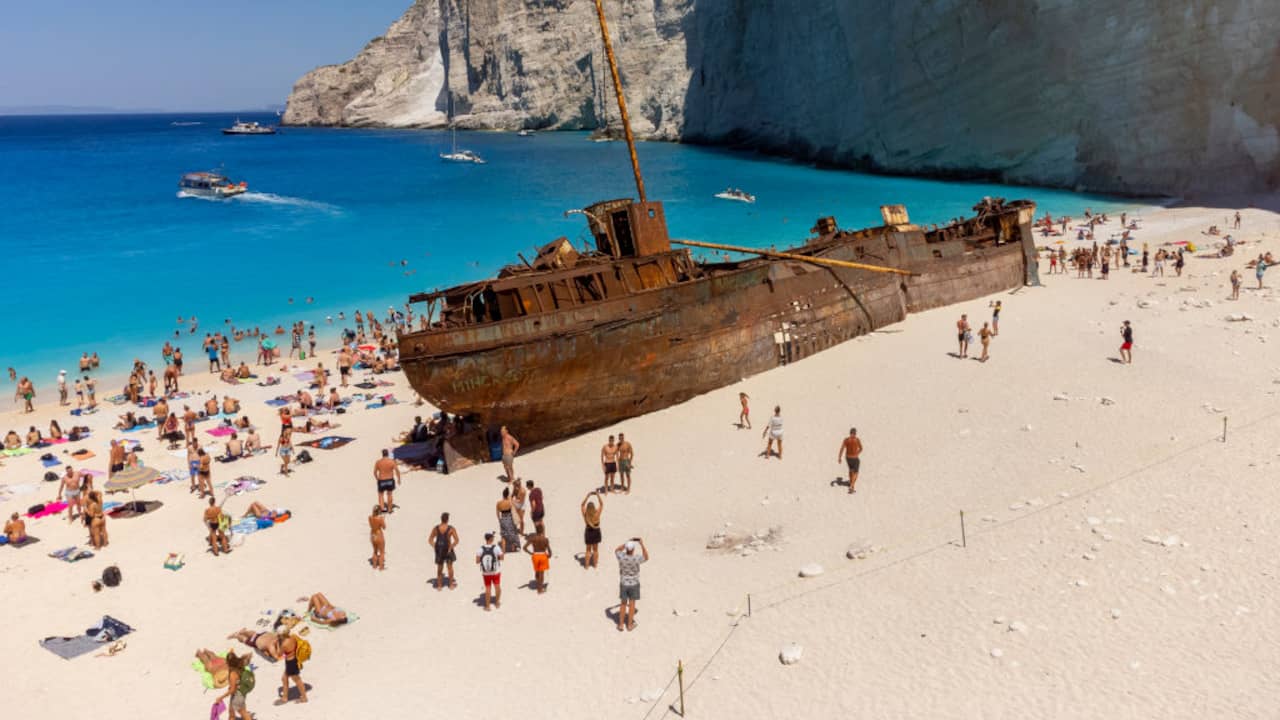 Beroemd strand met scheepswrak op Zakynthos blijft hele zomer gesloten ...