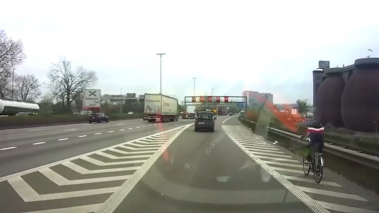 Dashcam filmt fietser die over Antwerpse snelweg rijdt | NU.nl