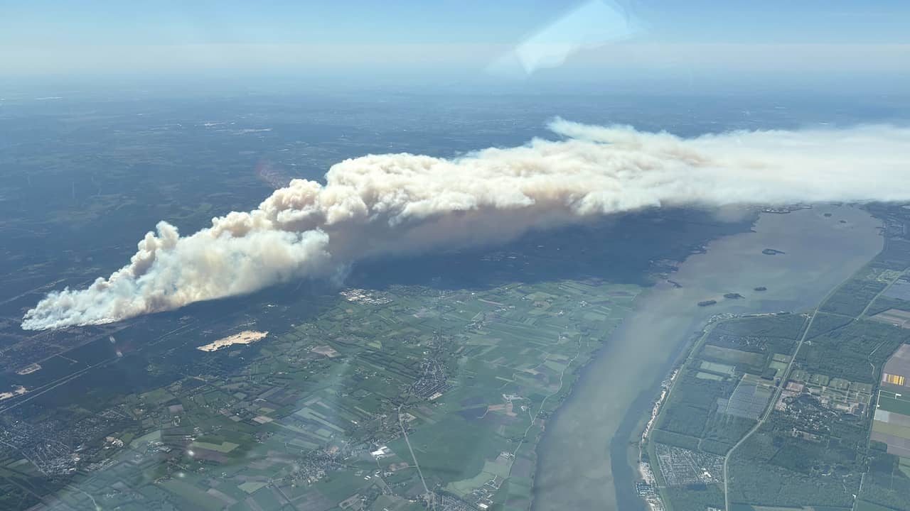 Grote natuurbrand militair terrein 't Harde in wijde omtrek te zien en ...