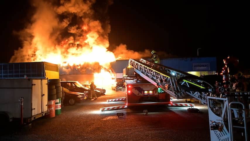 Veel rook door grote brand bij autobedrijf in Alphen aan den Rijn | Binnenland | NU.nl