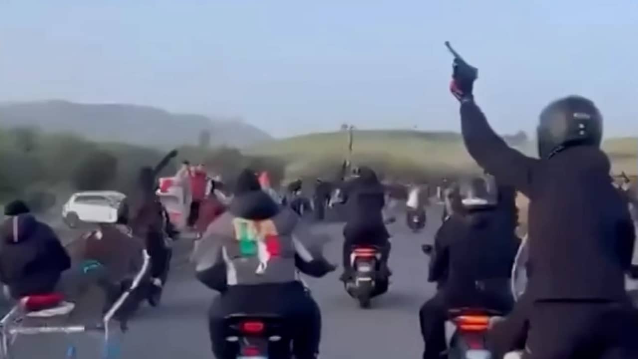 Paarden racen over de weg op Sicilië, omstanders zwaaien met wapens | NU.nl