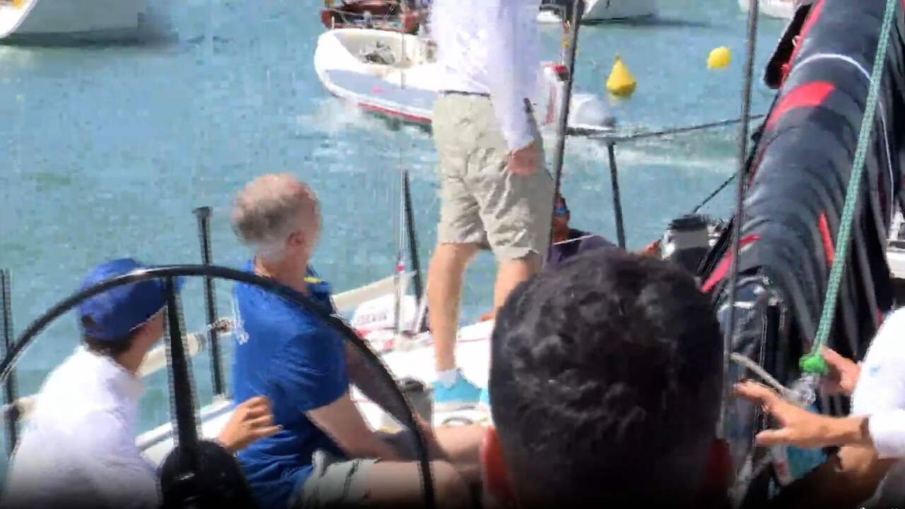 Giek mist hoofd van zeilende Spaanse koning maar net | NU.nl