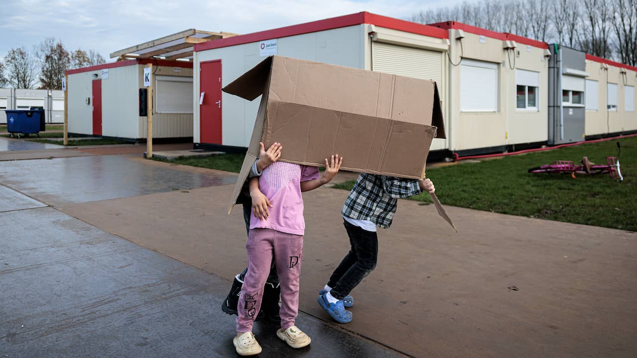 Ruim 7.000 asielkinderen in noodopvang, kinderrechtenclubs luiden ...