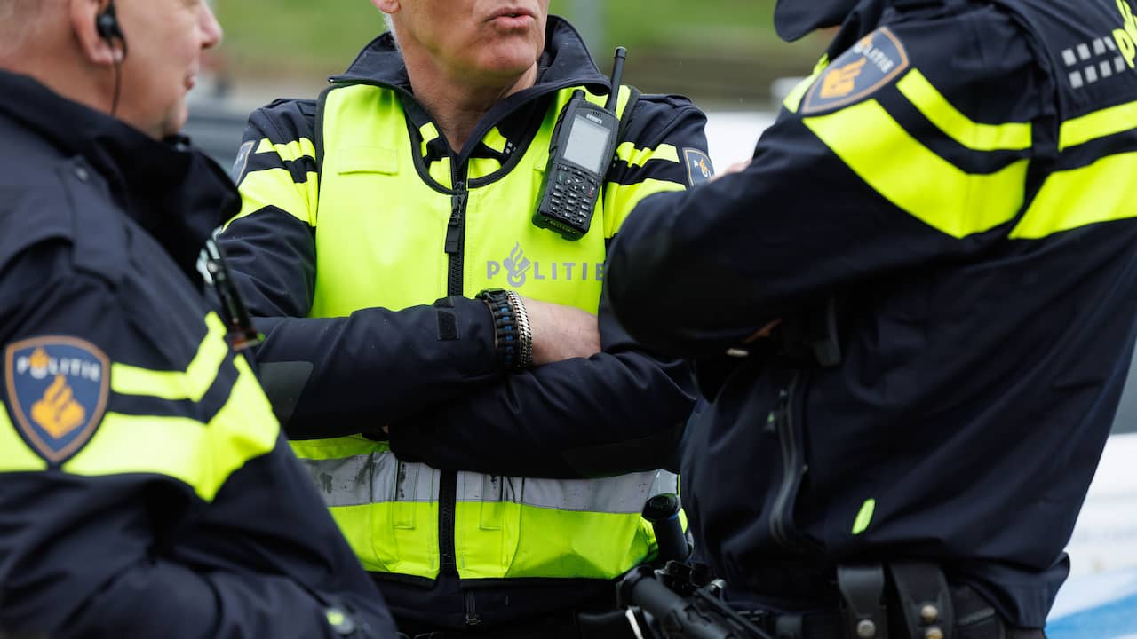 52 Engelse voetbalfans aangehouden voor wedstrijd AZ-Aston Villa in ...