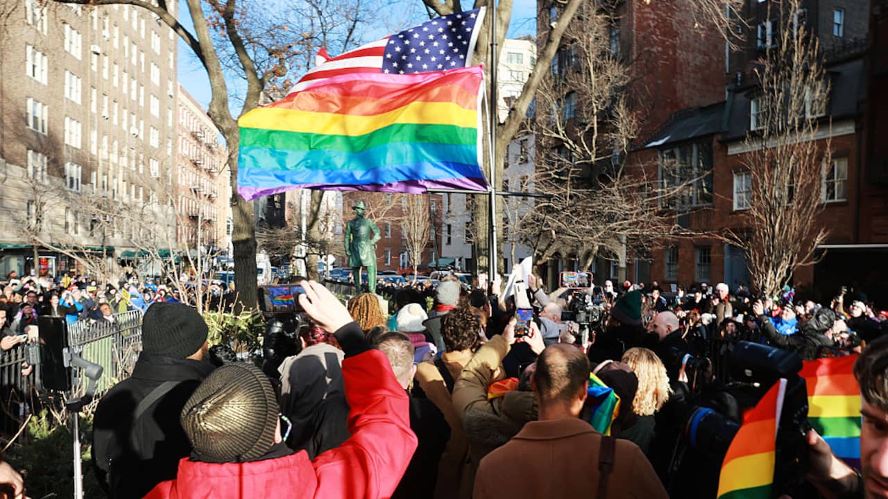 New Yorkers plaatsen regenboogvlag terug bij monument als reactie op ...