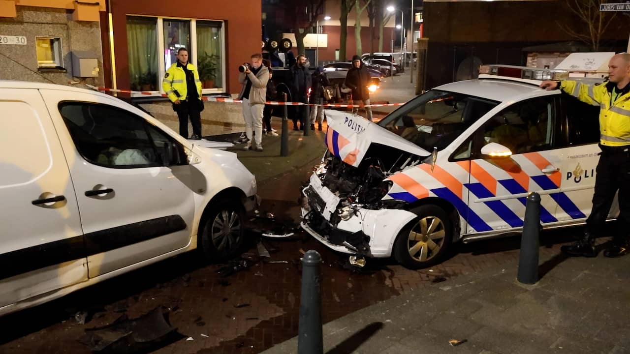 Achtervolging eindigt met gehavende politieauto in Den Haag | NU.nl