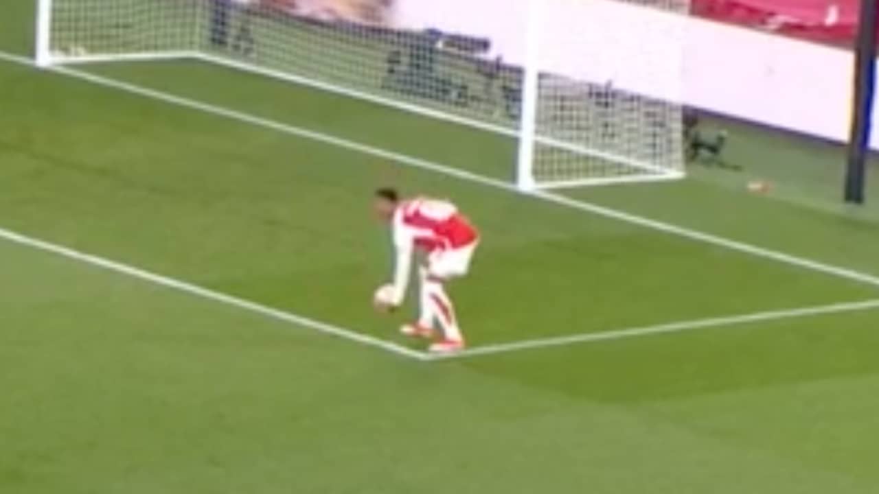 Arbiter ziet curieuze handsbal tot ongeloof van Bayern door de vingers ...