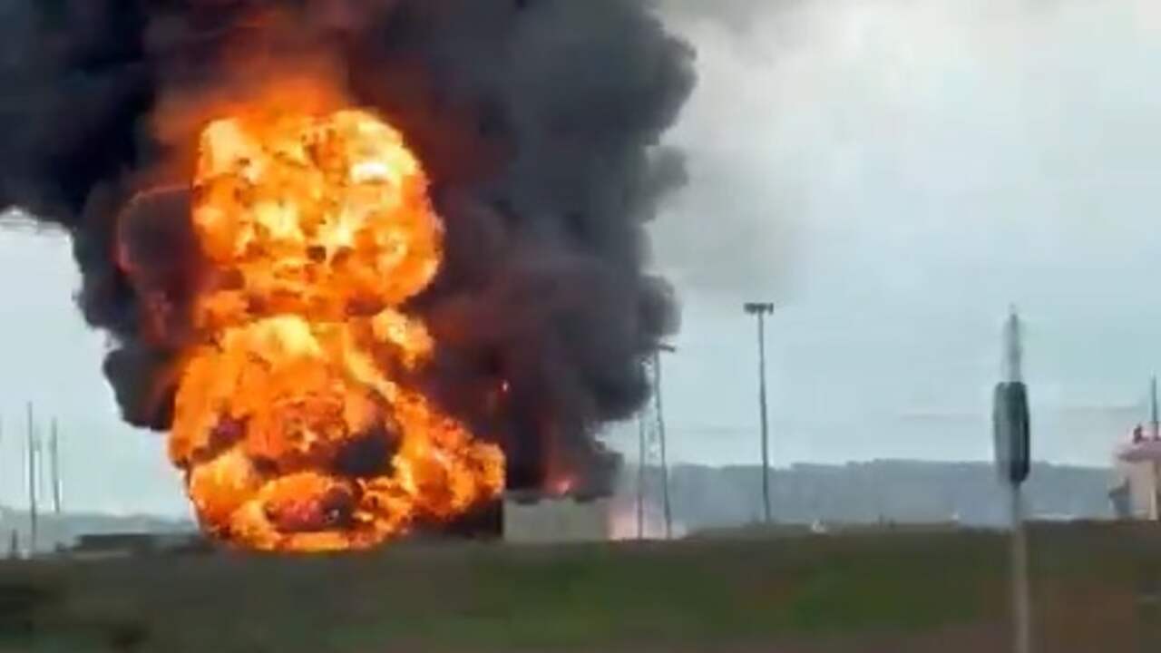 Italianen filmen vlammenzee na explosie bij raffinaderij | NU.nl