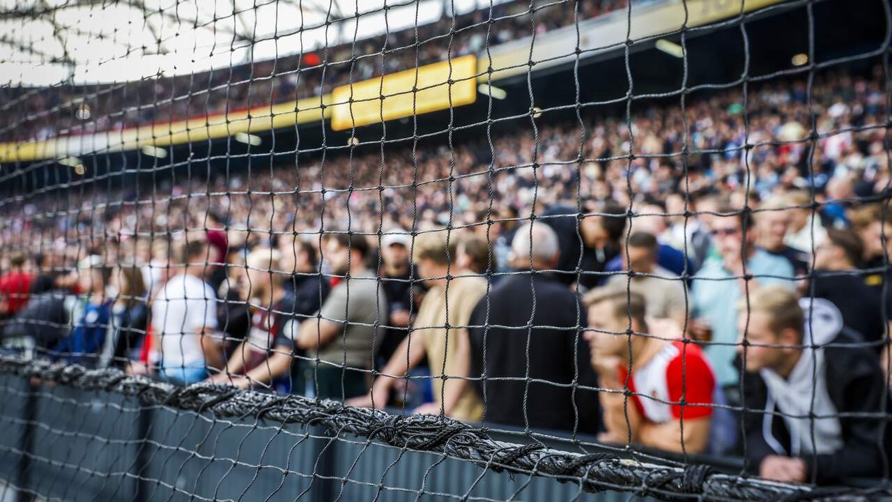 Feyenoord doet aangifte tegen rellende PSV-fans bij duel om Johan Cruijff Schaal | Voetbal | NU.nl