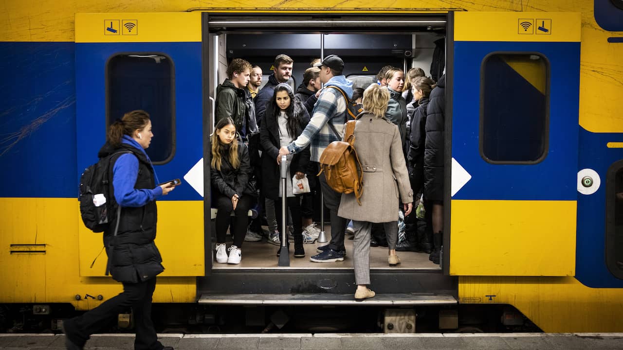 NS wil treinkaartjes in de spits vanaf 2026 duurder maken | Economie ...