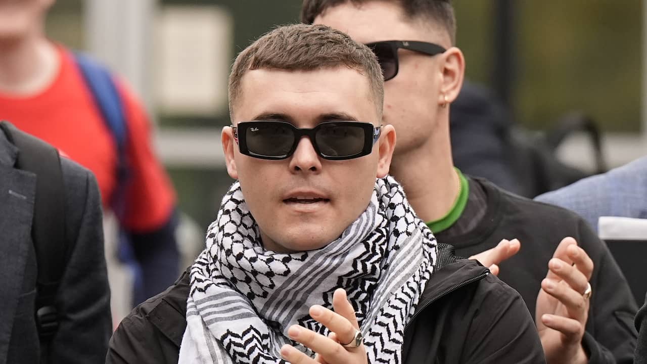 Terrorismeaanklacht tegen Kneecap-rapper ongegrond verklaard | Muziek ...