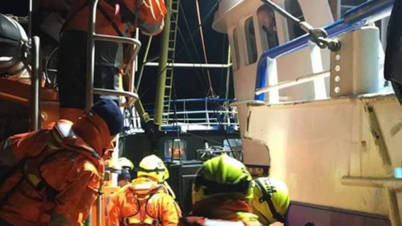 Urker vissers redden 19 migranten op zee voor de kust van Duinkerken ...