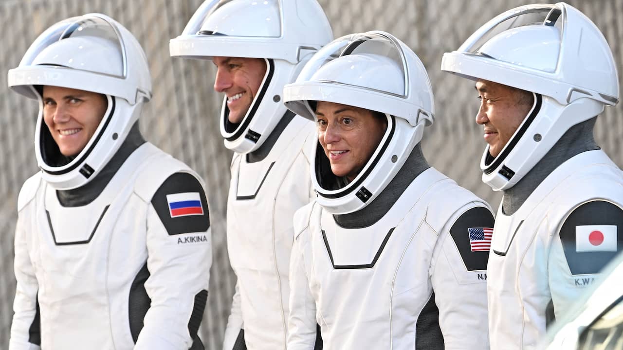 Nieuwe bemanning ISS na vlucht van 29 uur gearriveerd bij ruimtestation ...