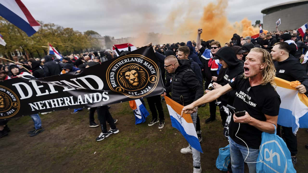 Wie zijn de mannen in zwart met prinsenvlaggen en antisemitische leuzen ...