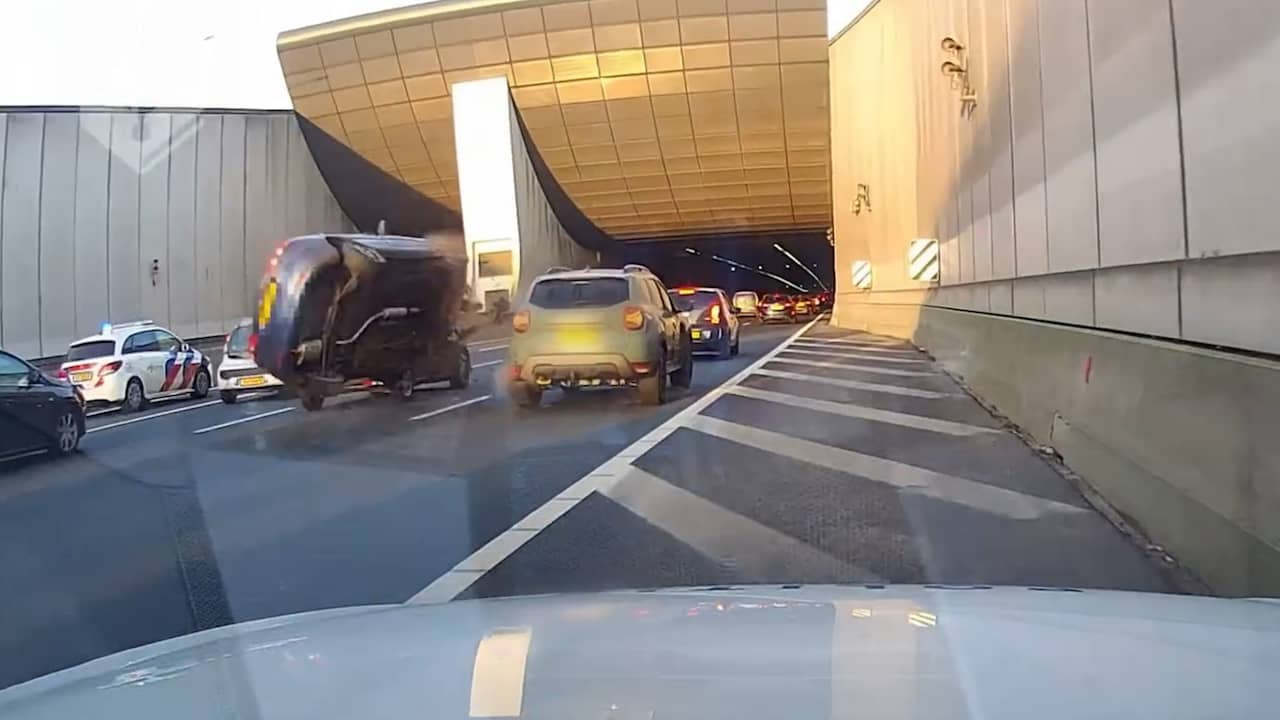 Auto vliegt over de kop tijdens achtervolging in Amsterdam | NU.nl