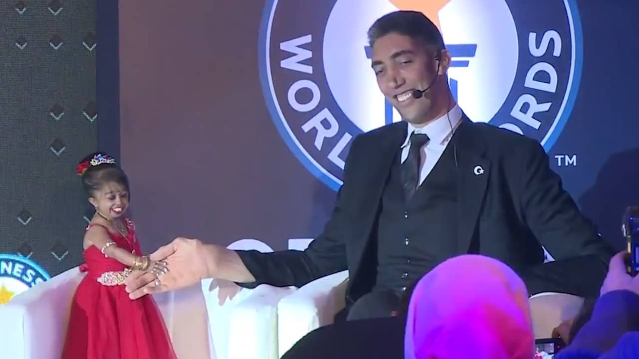 Langste man ter wereld ontmoet 's werelds kleinste vrouw | NU.nl