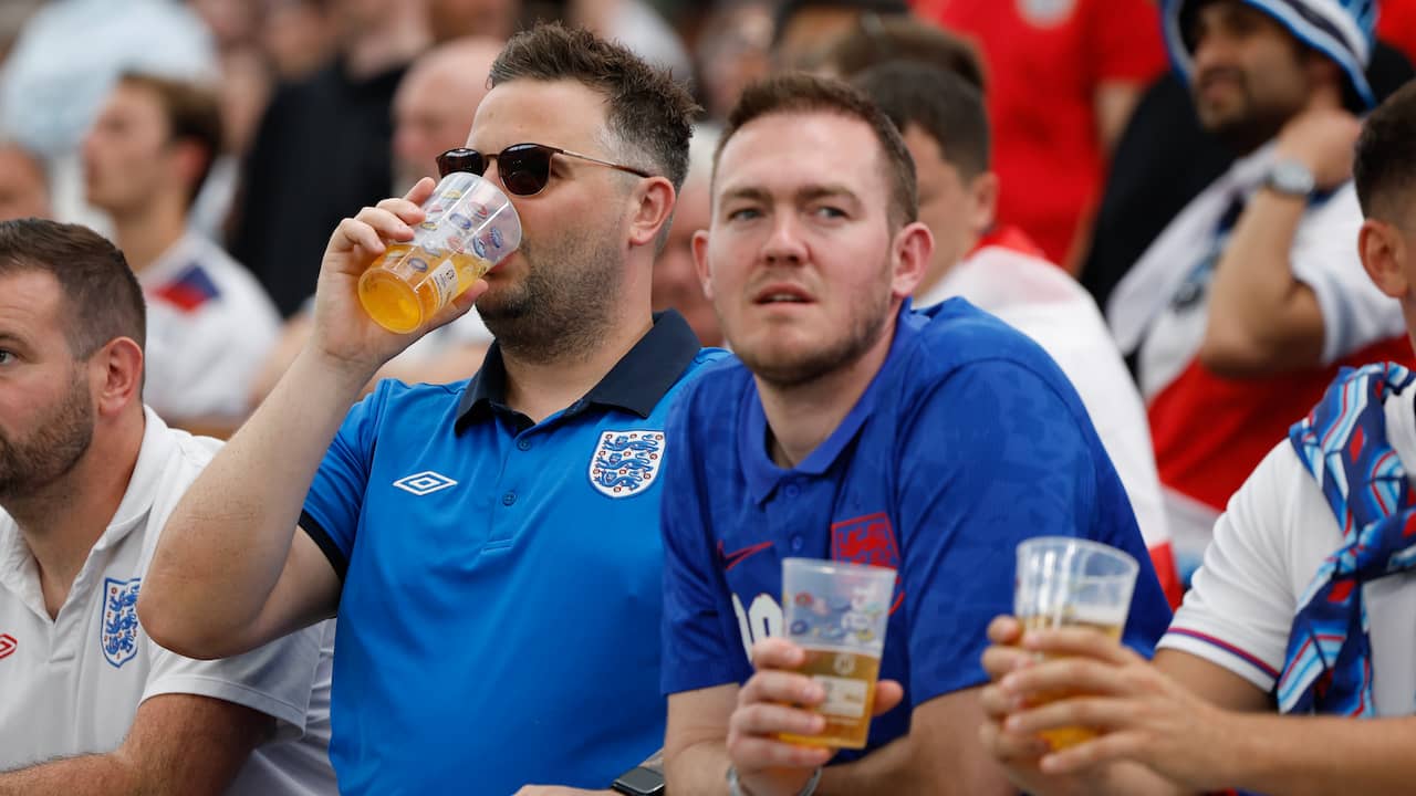 Na 40 jaar mogen Engelse fans weer drinken op tribune: tests bij ...