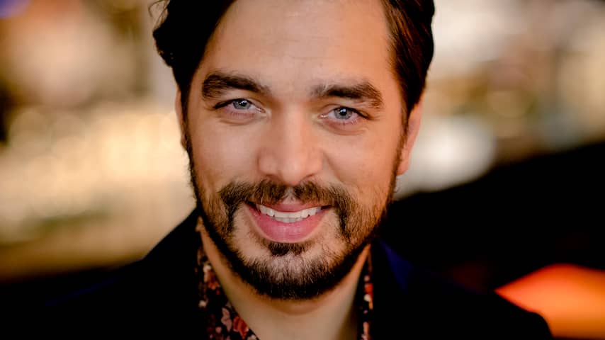 Waylon brengt eerste Songfestivallied ten gehore bij De Wereld Draait ...