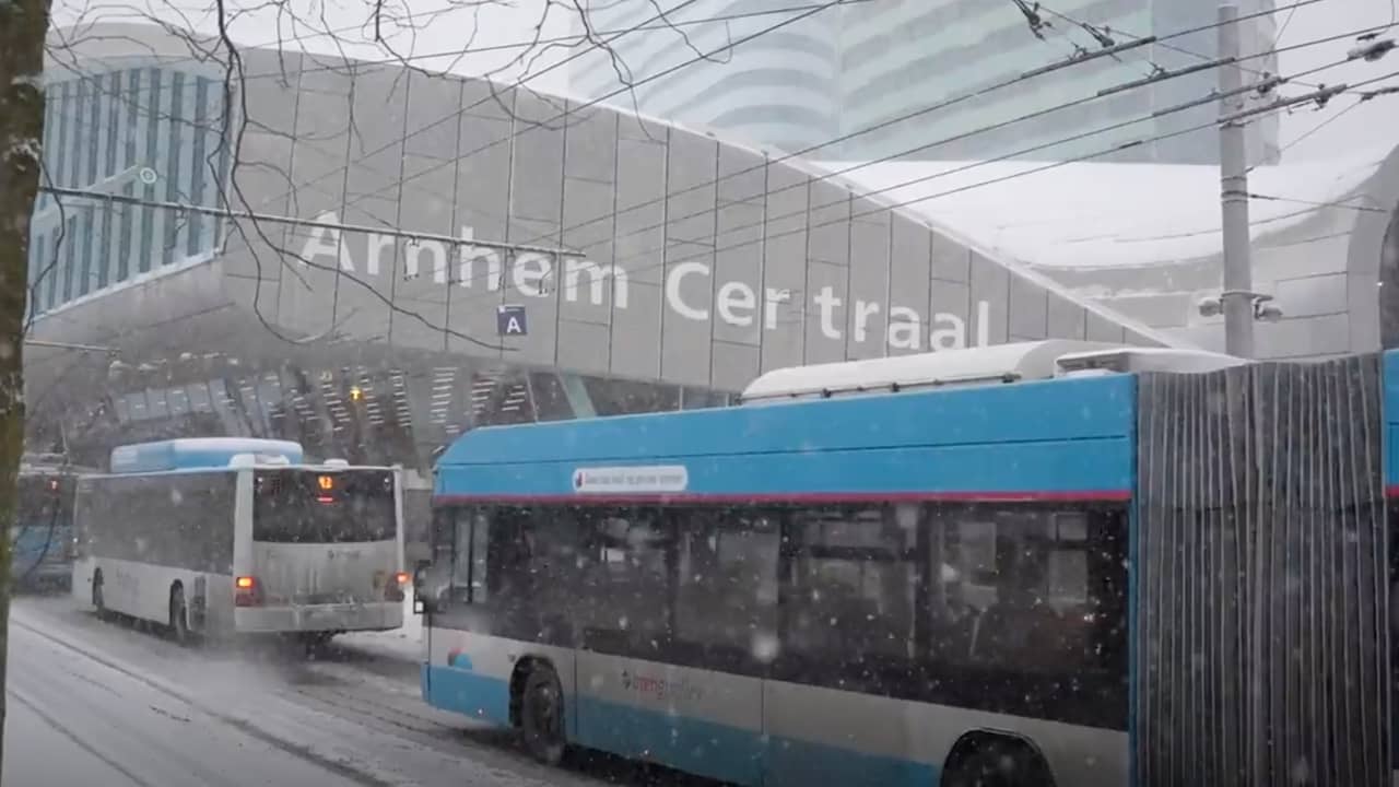 Busmaatschappijen houden bussen binnen vanwege winterweer | NU.nl