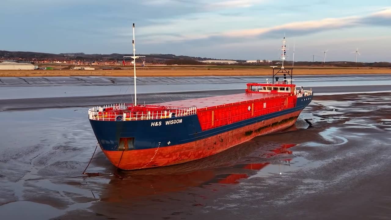 Nederlands schip ligt vast in monding van Engelse rivier | NU.nl