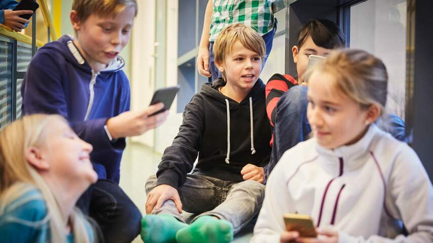 Mobieltjes vanaf nieuwe schooljaar ook op basisscholen in de ban | Politiek | NU.nl