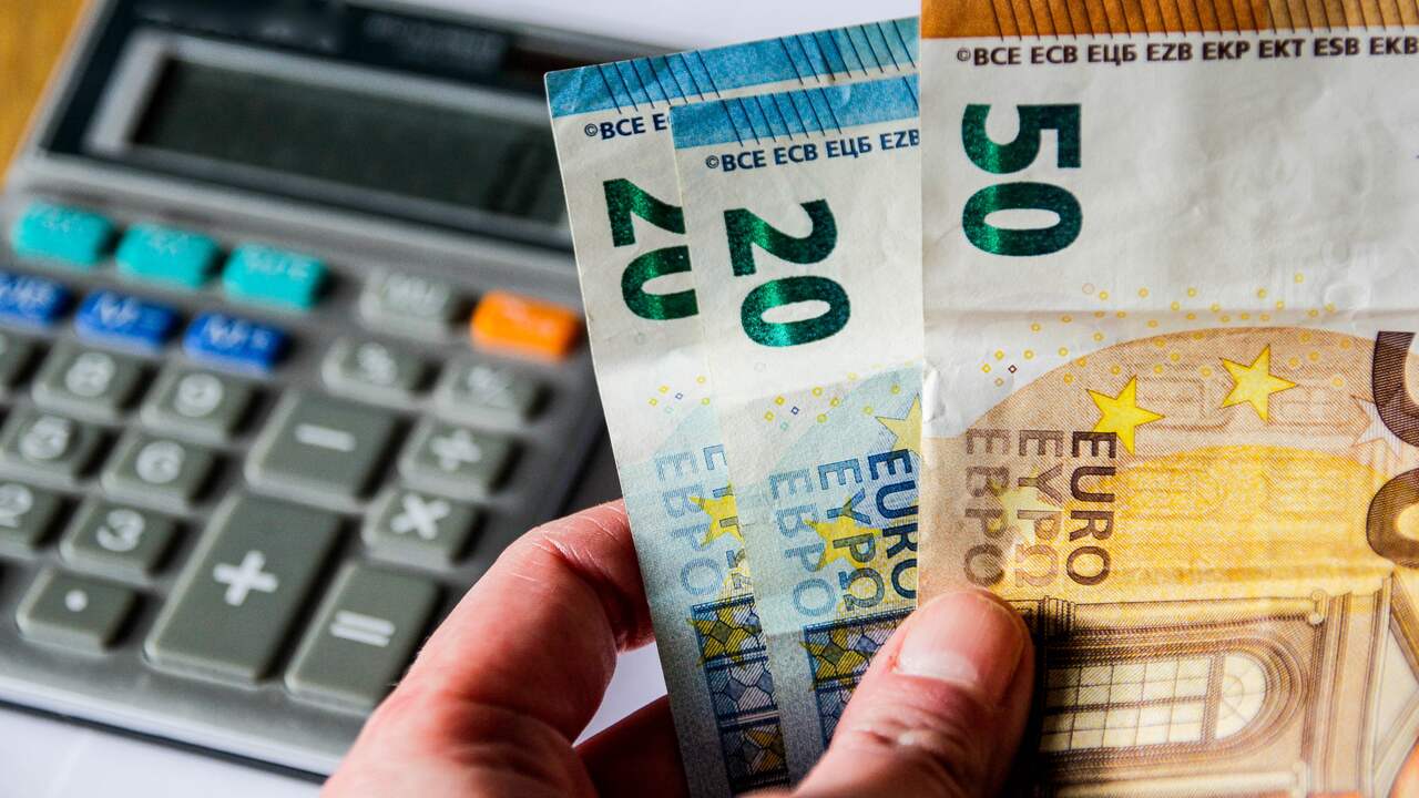 Lonen schieten verder omhoog, bedrijven gaan bezuinigen | Economie | NU.nl