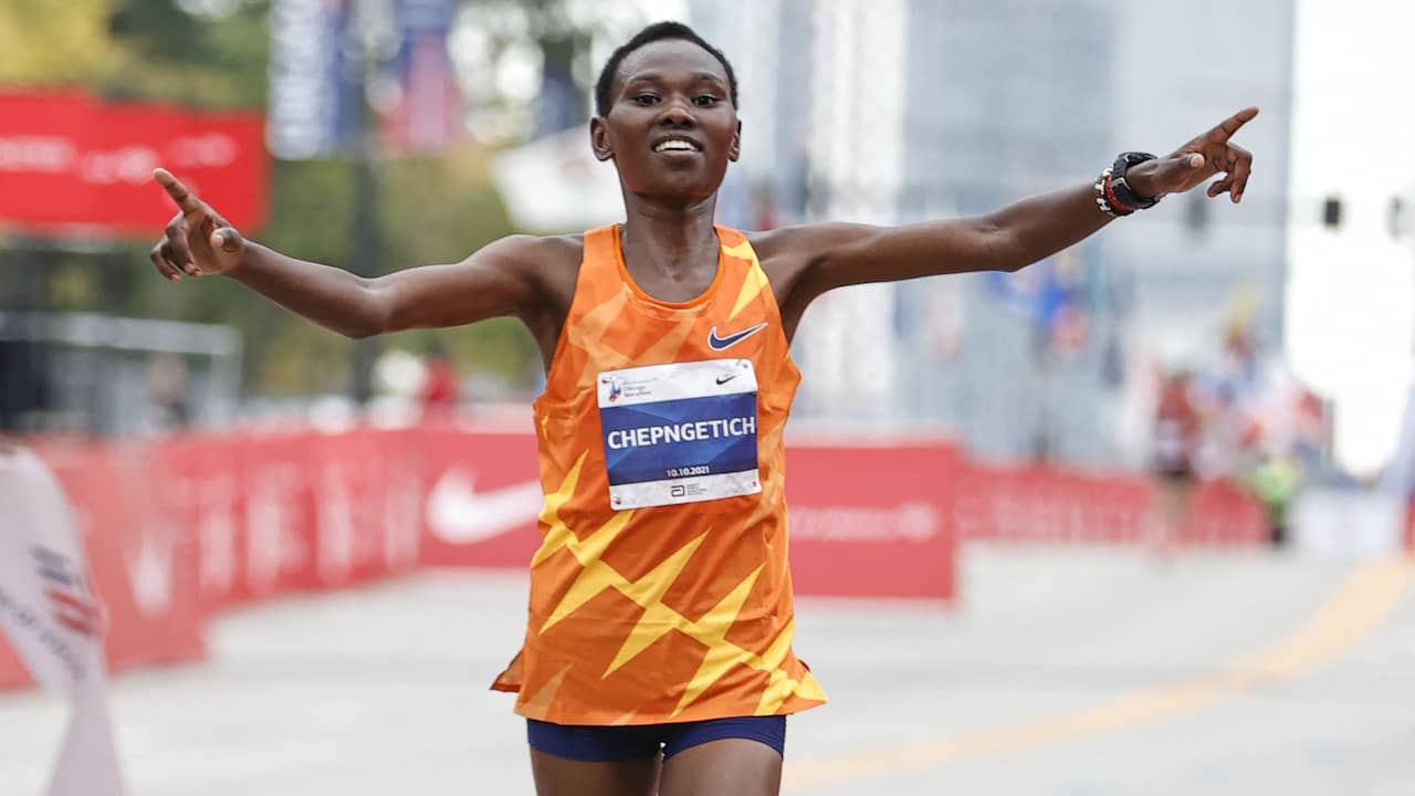 Keniaanse verpulvert wereldrecord op marathon en is eerste vrouw onder ...