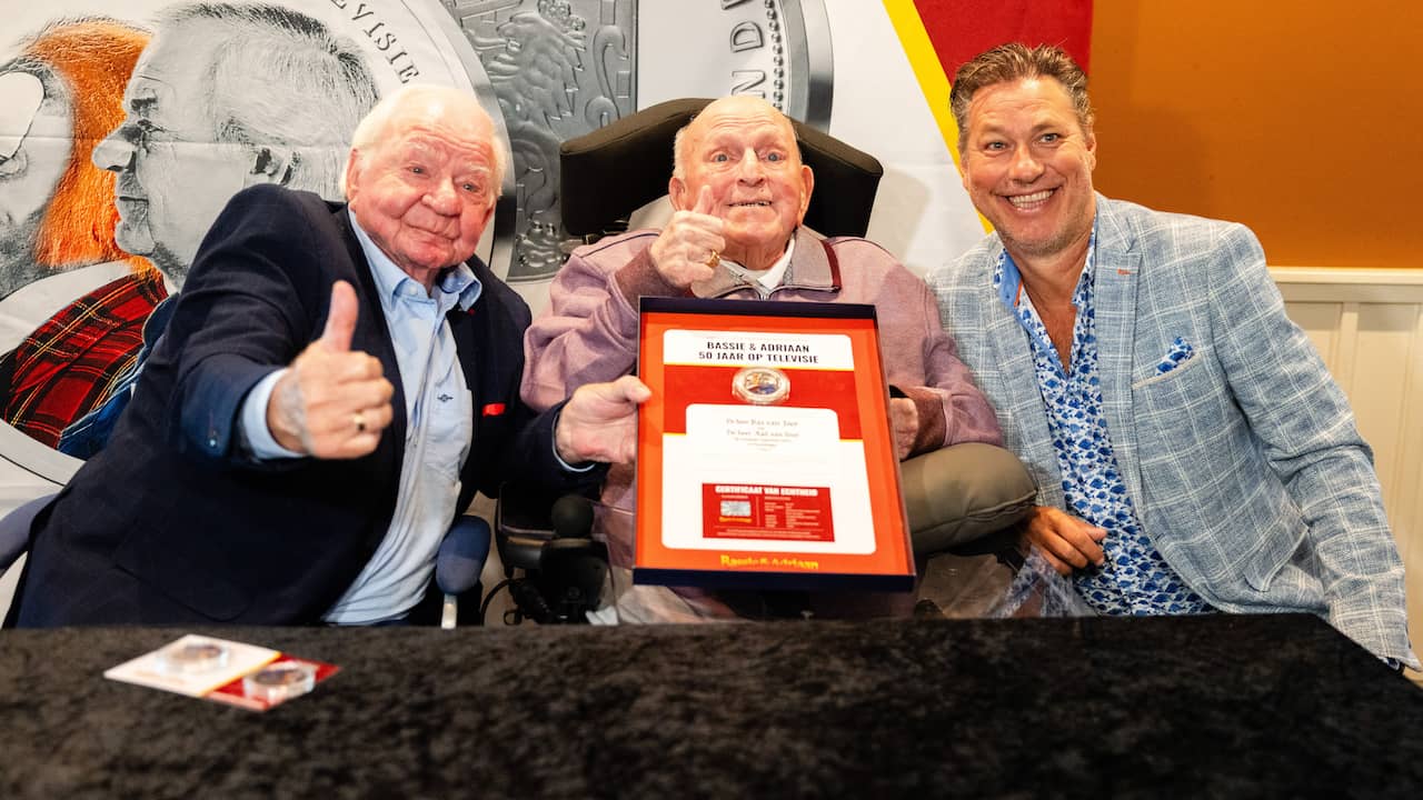 Bas van Toor bij uitreiking speciale munt voor tv-jubileum Bassie en ...