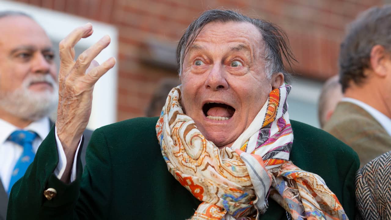 Komiek en Dame Edna-bedenker Barry Humphries (89) overleden | Films ...