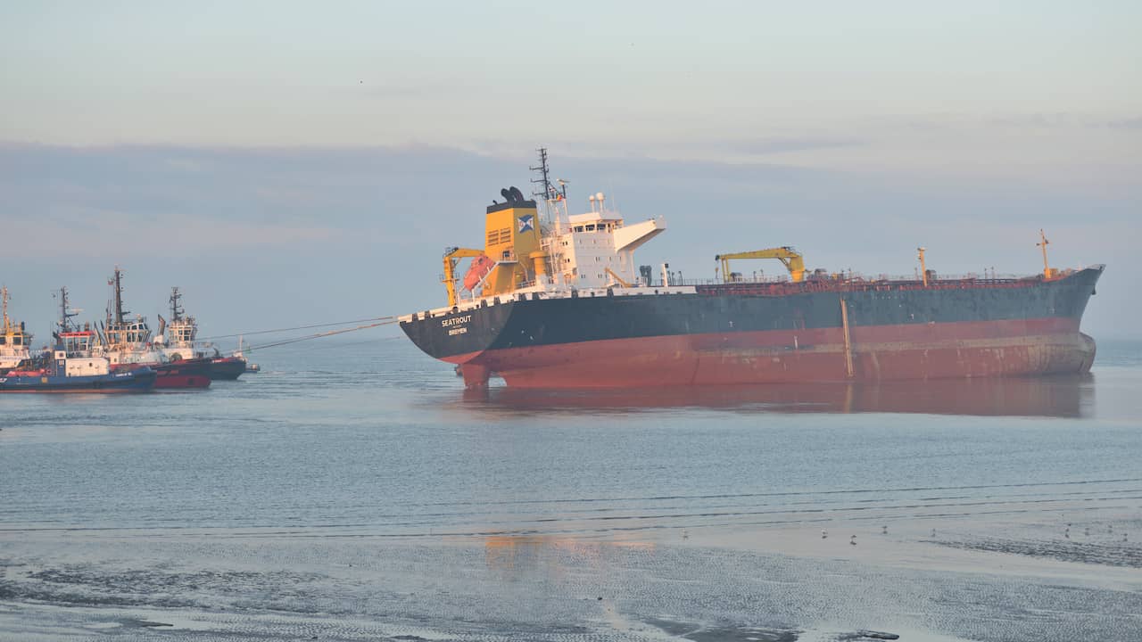 Italiaans schip voer zich vast op de bodem bij Bath | Zeeland | NU.nl