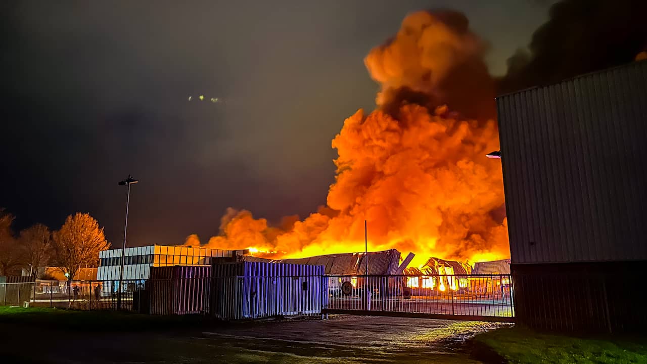 Grote brand in kringloopwinkel Almere nog niet onder controle ...